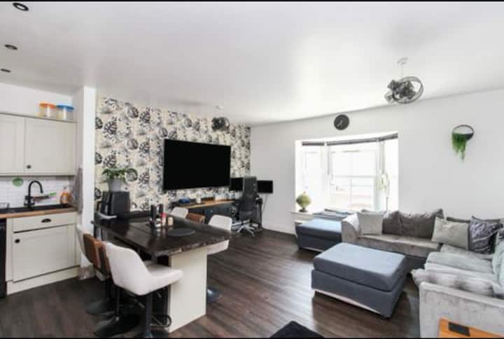 2 Bed Flat - Next To Station / Close To Airport - Crawley