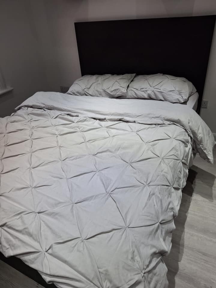 Entire Self-contained Studio Flat - London Heathrow Airport (LHR)