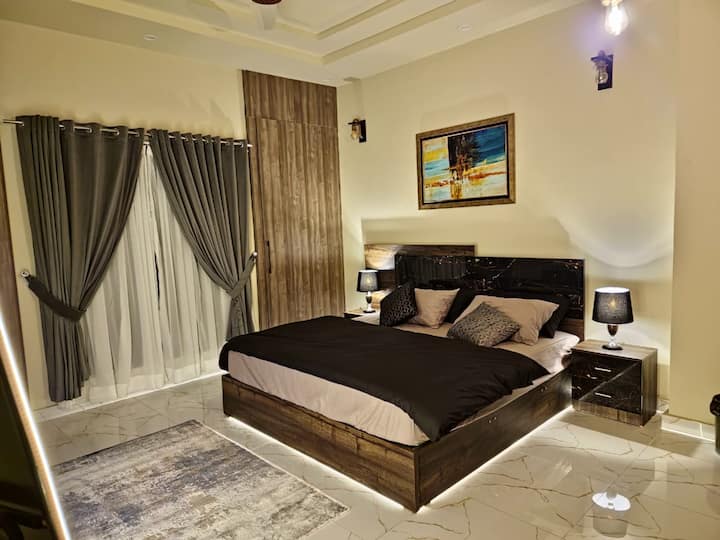 Royal Nest | Modern Luxury Studio - Iszlámábád