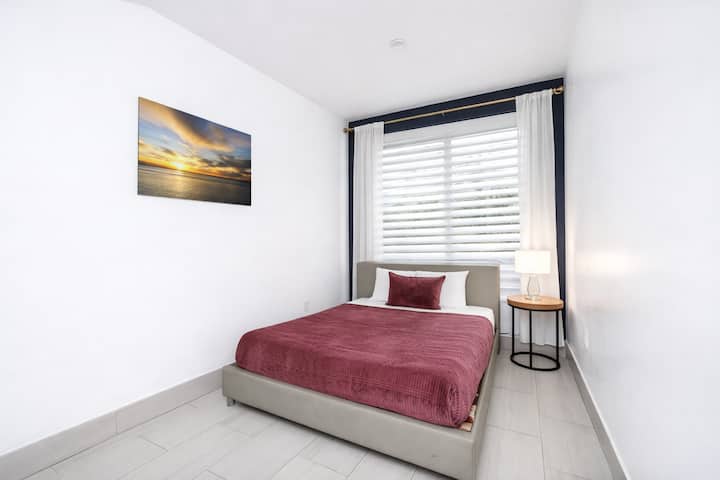 At Mine - Española Way Apts With Kitchen - Miami Beach, FL