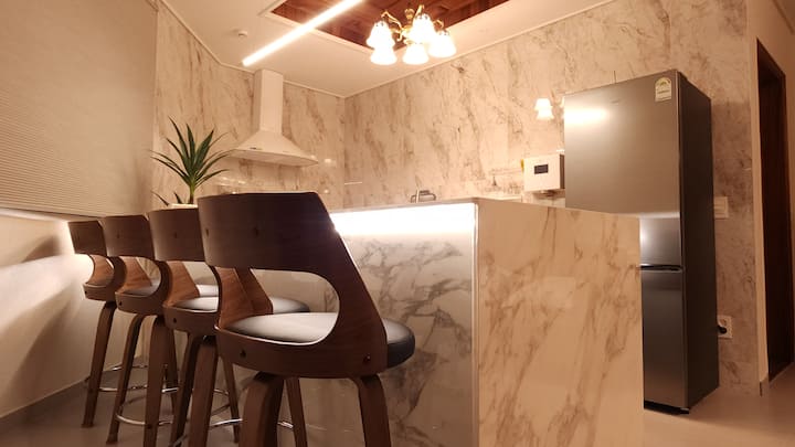 스테이 라운드
8인 독채 · 바테이블 · 자쿠지 · 불멍 · 침대 8 · 주차4대 - 오창읍