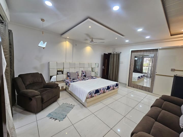 Spacious Luxury Rk | Fully Equipped | Cozy - 인도르