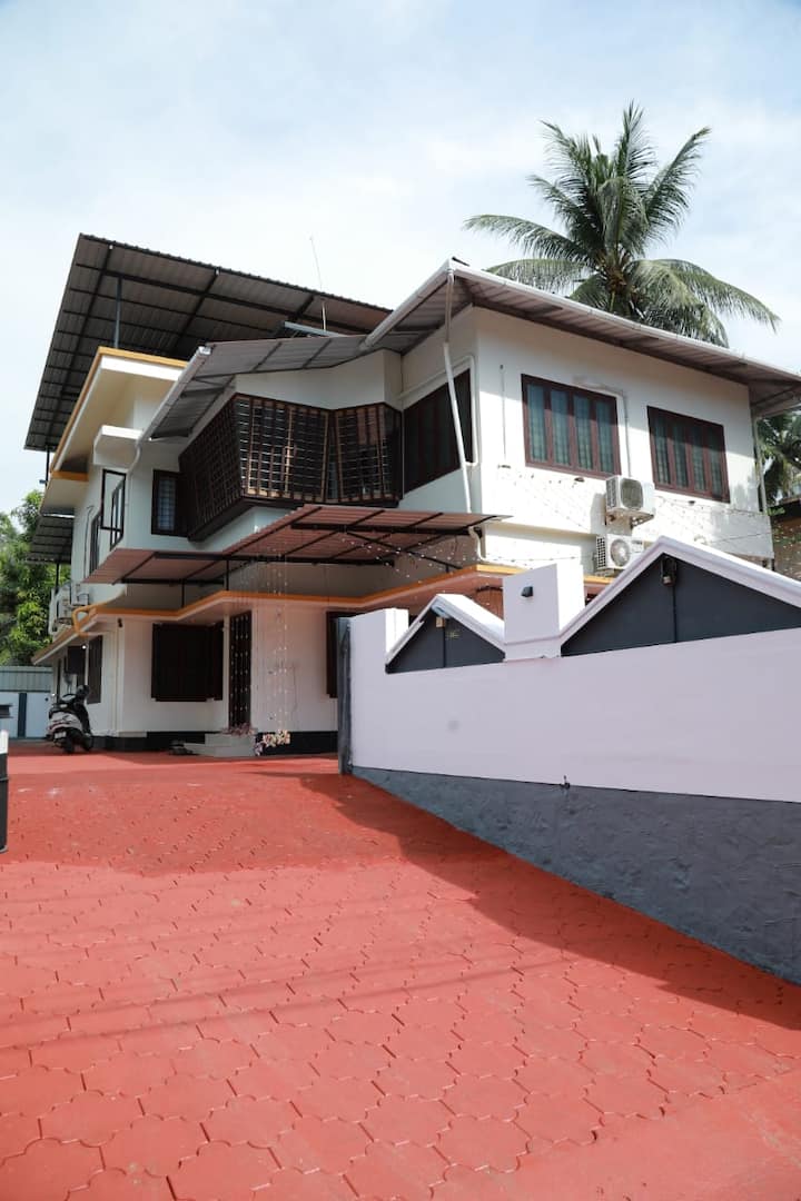 Spacious 8-room Home Near Guruvayoor Temple - Guruvayur