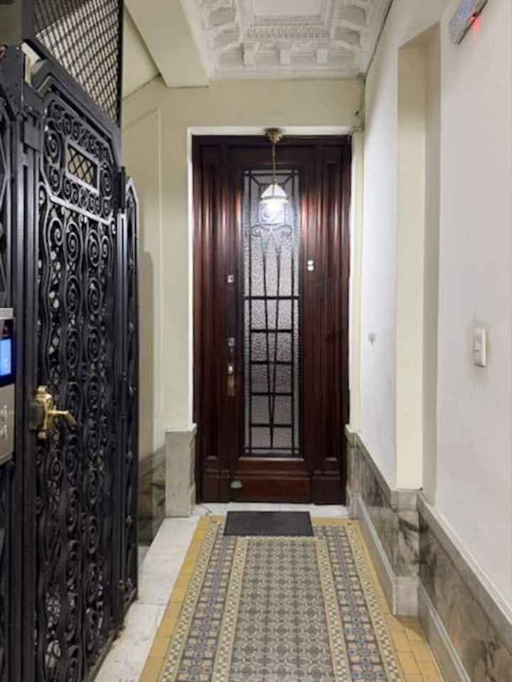 Spacious Historic Apartment On 18 De Julio Avenue - Montevideo