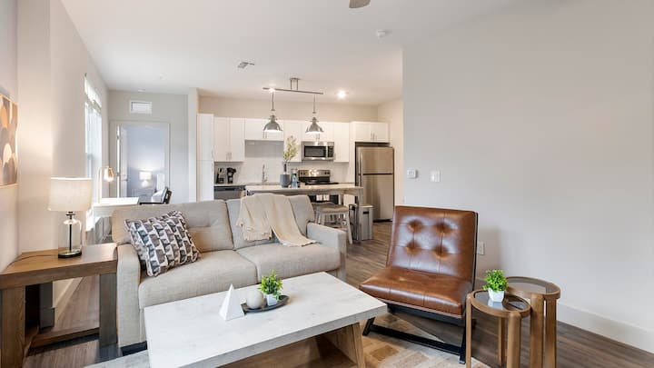 Landing | Stylish 2bd, Gym, Game Room - Orlando, FL