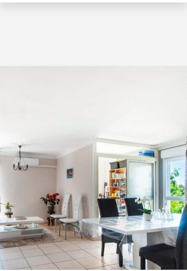 T5 Lumineux Pour Vos Loisirs Ou Pour Le Travail - Port-de-Bouc