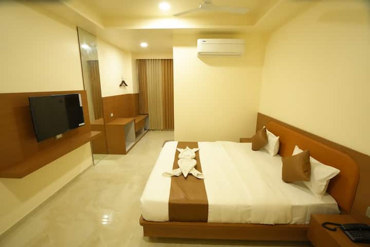 Stayguru The Canyon Inn - Ac Super Deluxe Room - Bhuj