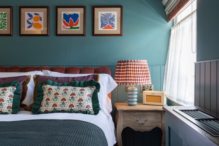 A Comfy Room At The George & Dragon - Marlow, UK