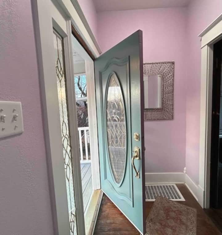 Designer Cottage In A "Great" Location In Topeka - Topeka, KS