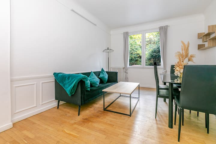 T2 Paris 19ème Buttes Chaumont - Iii - Paris