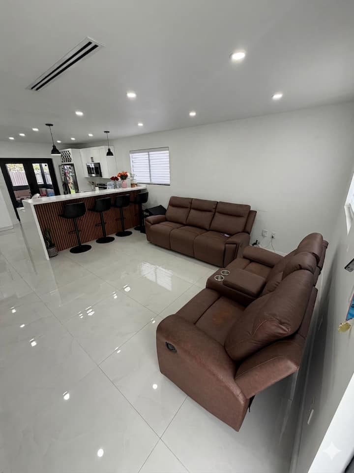 Family-friendly Florida Haven–modern 3br/2ba Home - Miami Gardens, FL