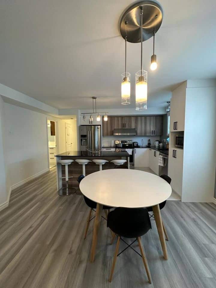 Très Grande Chaleureuse Maison - Québec, QC