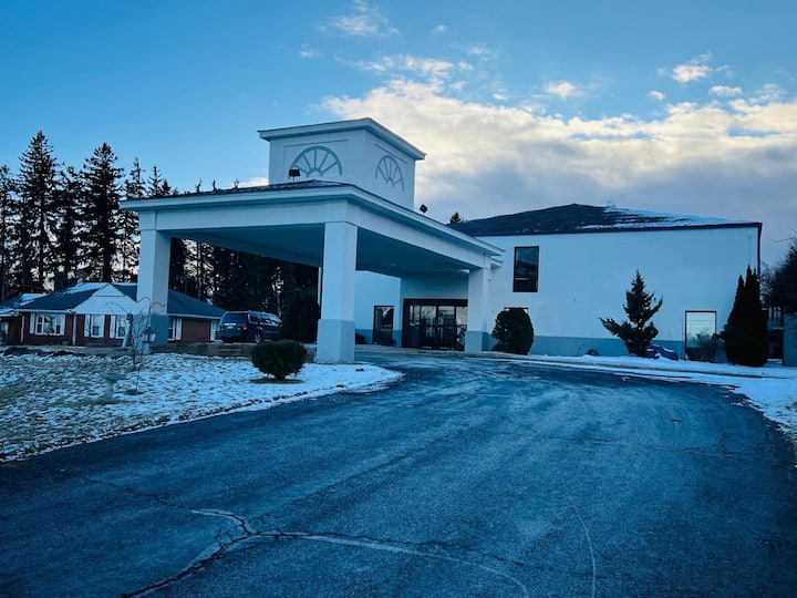 Hotel M | Mount Pocono Double Bed - Mount Pocono, PA