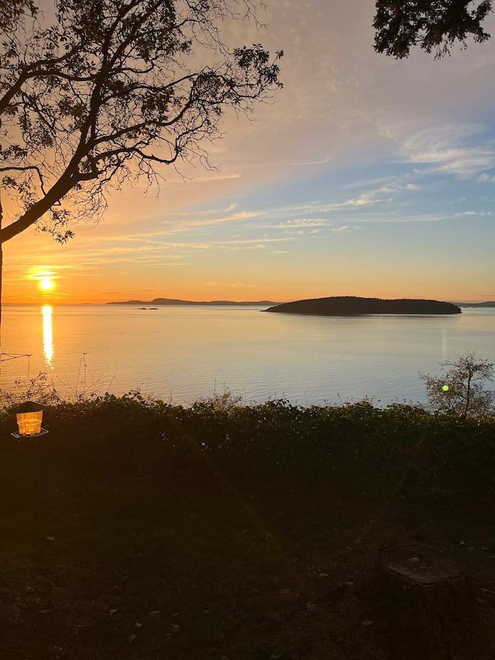 Cliffside Retreat: Hot Tub View! No Cleaning Fee. - Anacortes