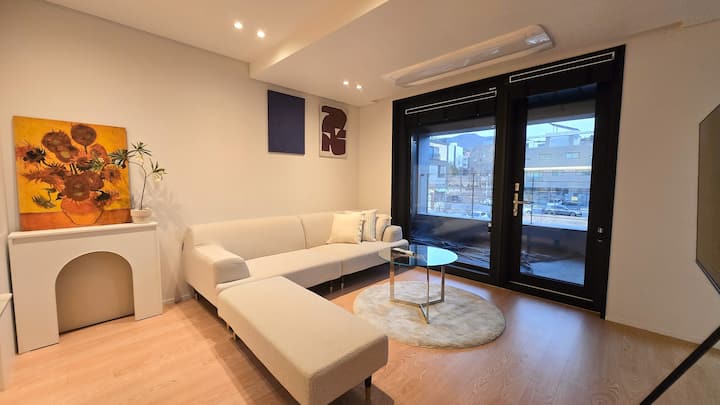 웨스트 하우스 - Seoul Incheon Airport (ICN)