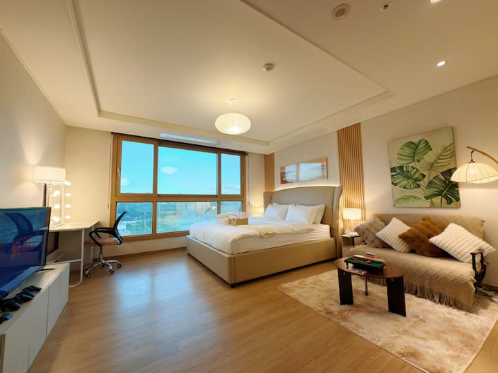 Clark Lakefront High‑rise | Near Clark Airport - Angeles