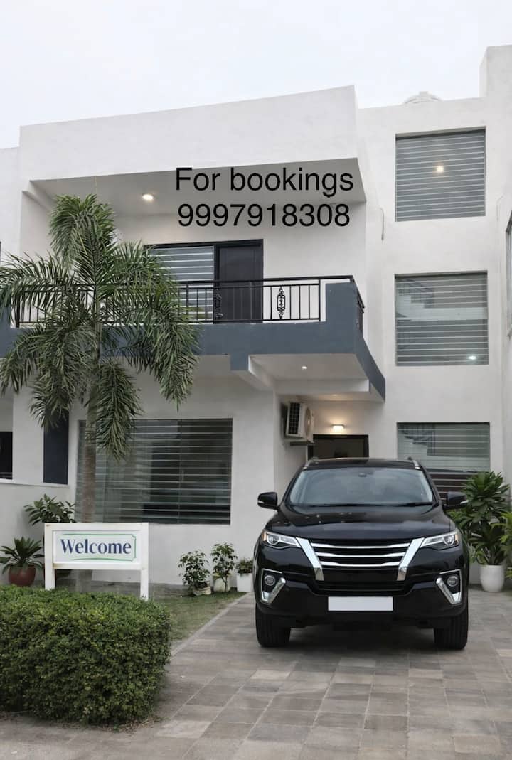 Peaceful Villa Near Premanand Maharaj Ji - Vrindavan