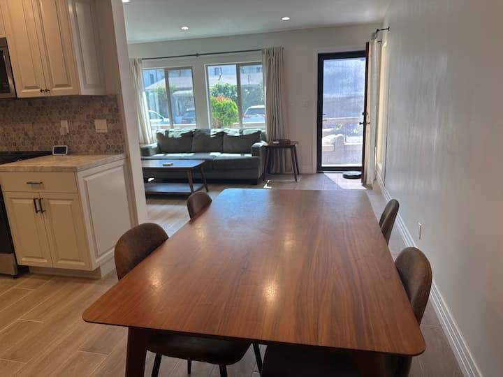 Heron House: Hermosa Beach 2bd, Rare 4 Parking - Hermosa Beach, CA