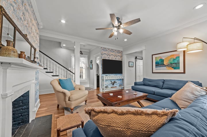 Prime Location & Updated Style: Oak View Cottage - Washington, NC