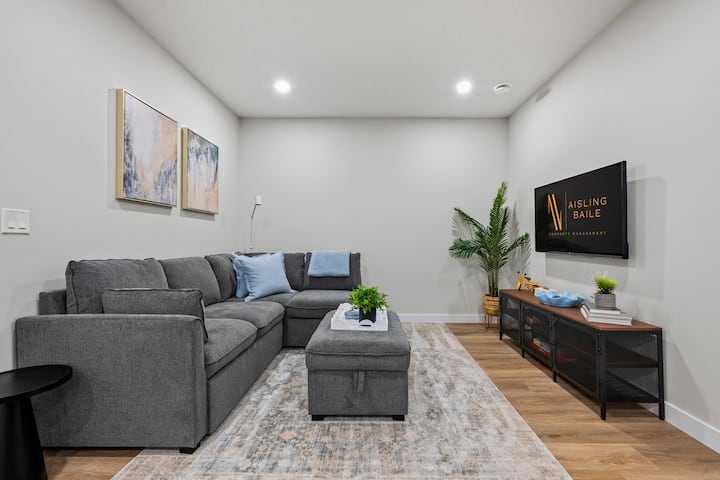 Northbound | Modern | Fast Wifi | 10-foot Ceilings - Calgary