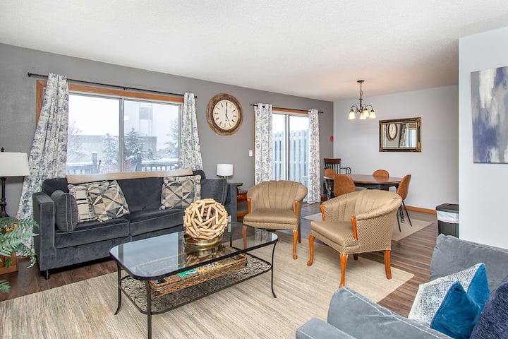 3br I Fenced Yard, Queen X 3, Patio, Garage - North Dakota