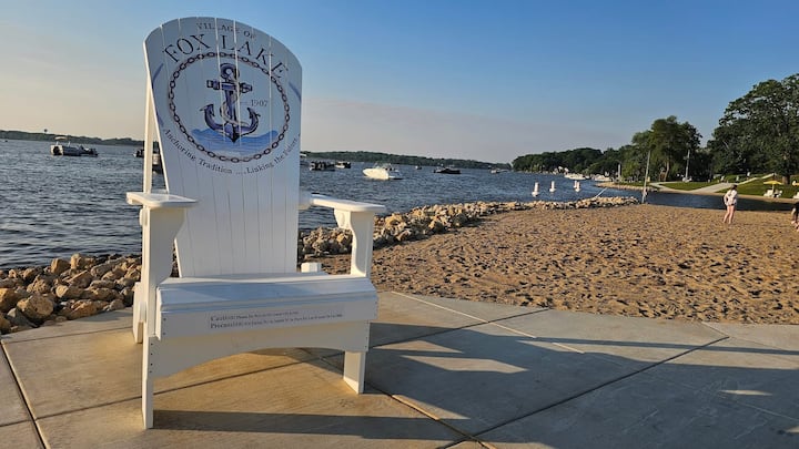 Lakefront Retreat On Nippersink Lake Sleeps 10 - Fox Lake, IL