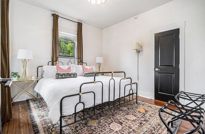 Deco Den | Stylish Apartment Near Downtown - Omaha, NE
