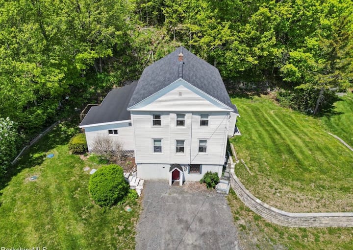 Spacious One Bedroom W/private Entrance And W/d - Lake Onota, MA