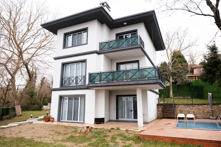 Isıtmalı Havuzlu ÖZel Bahçeli Lüks Villa - Sapanca