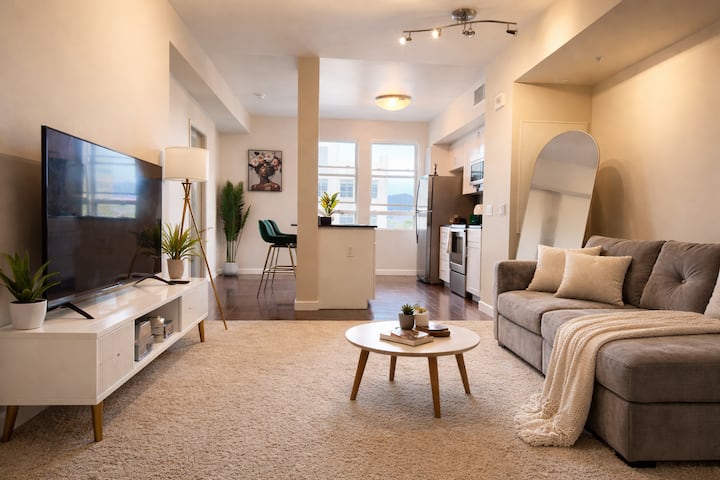 Hollywood Hills View | Balcony | High Floor - Los Angeles, CA