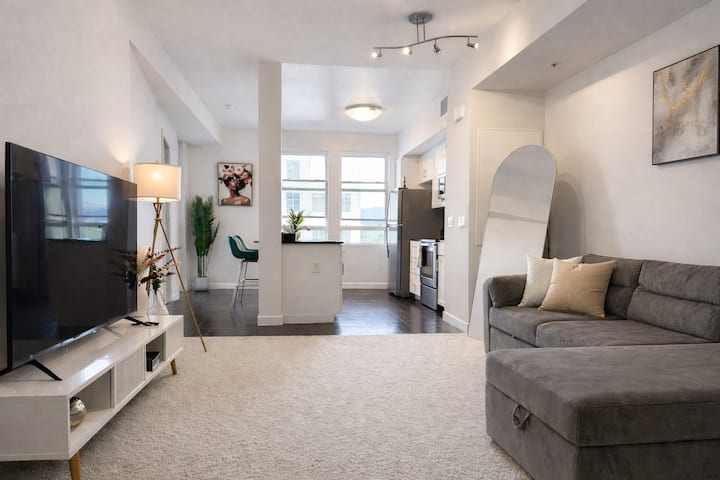 Hollywood Sign View 1br | Pool + Parking - Outpost Estates - Los Angeles