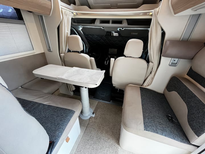 Camper Tommorowland - 博姆