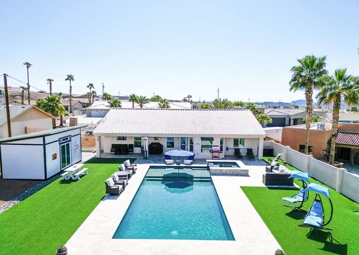Luxury Backyard Oasis W/ Pool, Spa & Lounge Area - Lake Havasu City, AZ