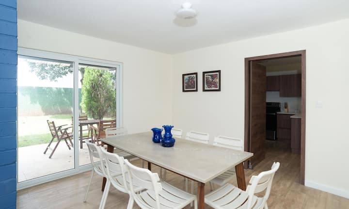 The Blue House: Spacious Living & Lush Garden - Guatemala City