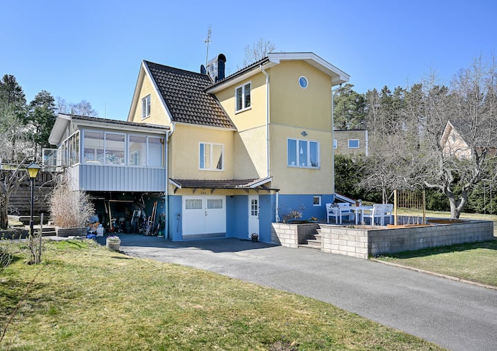 Villa Med Stor Lummig Trädgård - Rosersberg