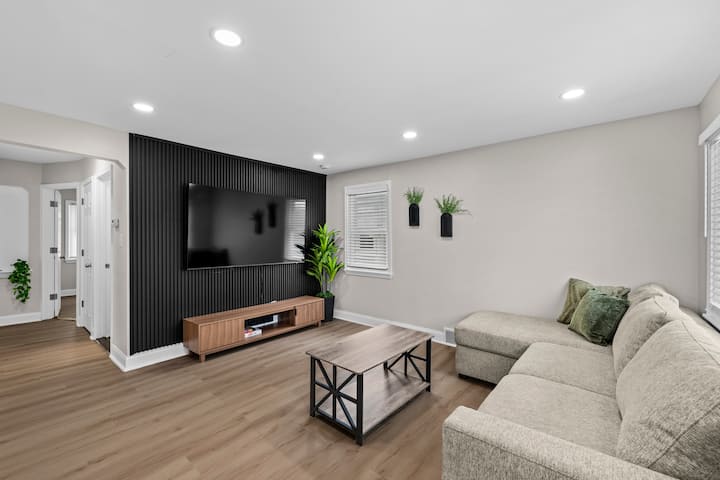 Top-rated 4br Royal Oak | Basement Bar • Spacious - Royal Oak, MI