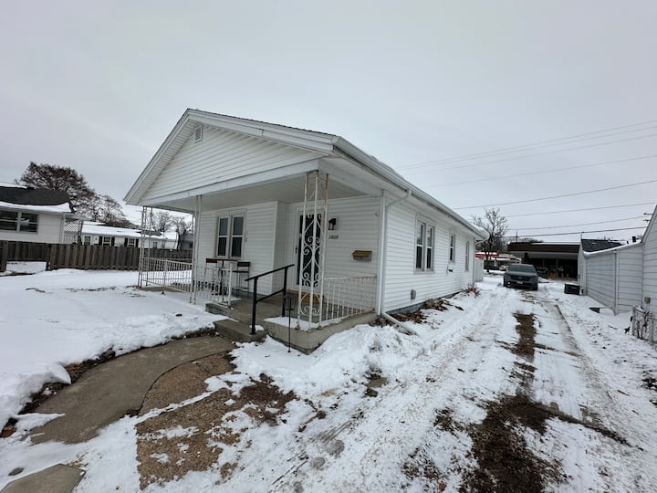 Cozy 2 Bedroom Charming Modern Near Hyvee - Springfield, IL