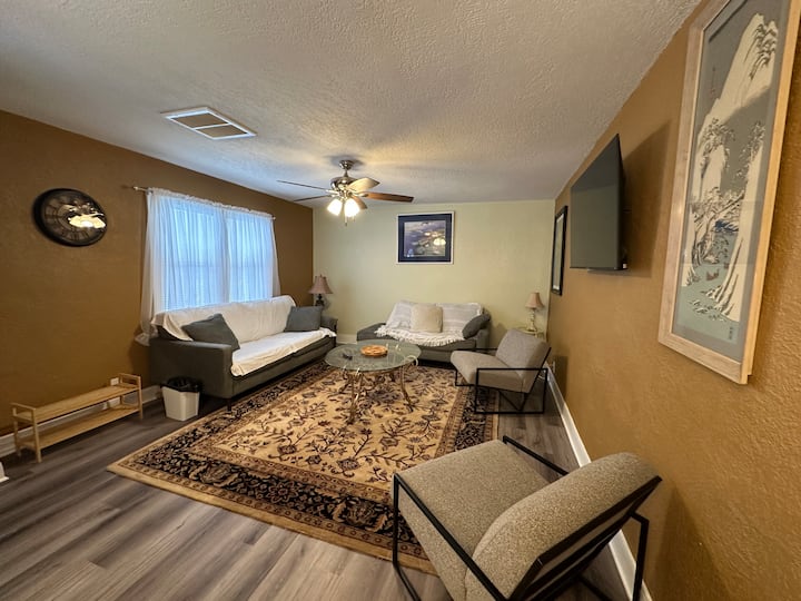 Cozy 2 Bedroom Charming Modern Near Hyvee - Springfield, IL