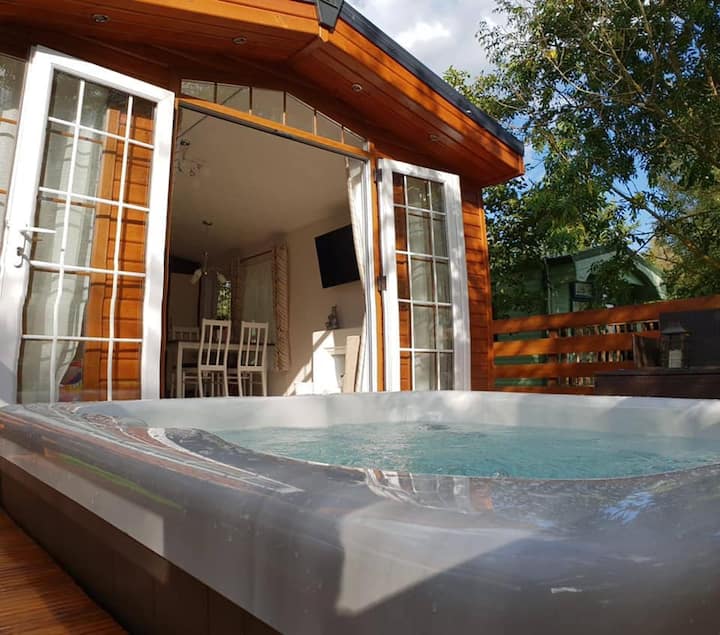 Swan Snug Luxury Lodge With Hot Tub - Northumberland