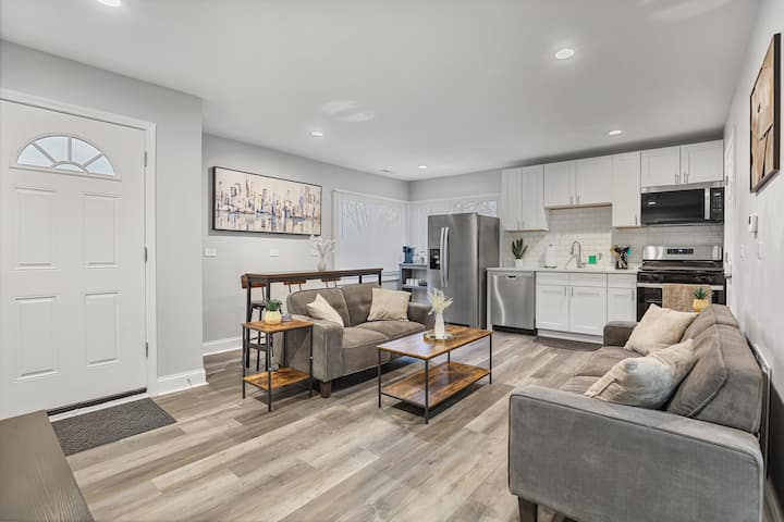 Modern 4bd 2ba Family Home | Central Ac - Des Plaines, IL