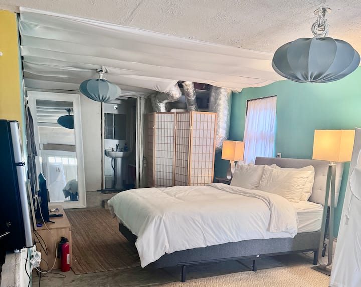 Shabby Chic Converted Garage Studio - Oakland, CA