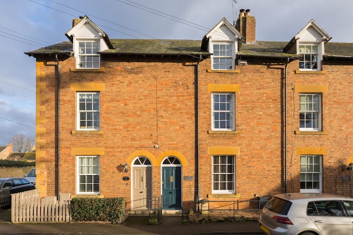 Stunning 2-bed Townhouse | Private Garden - Stow-on-the-Wold