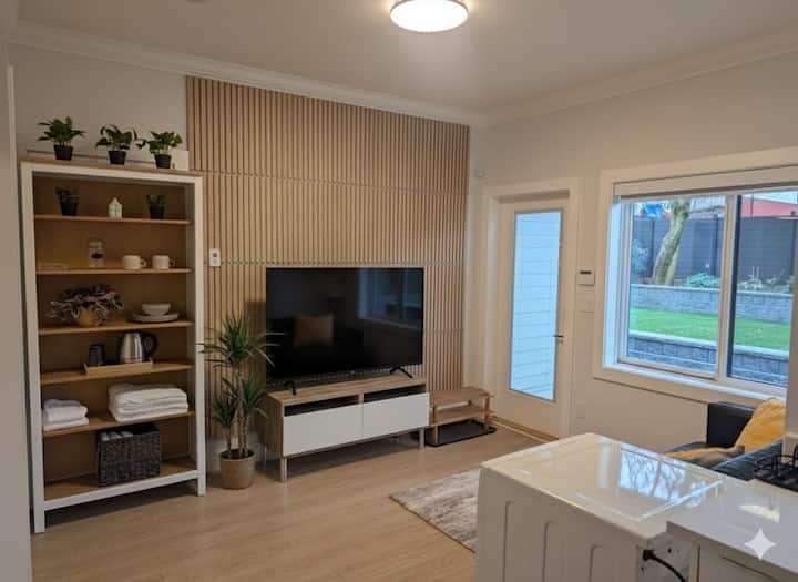 Garden Guest Suite - (1bed/1bath) - Central Park - Burnaby