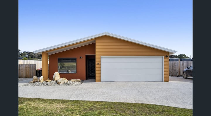 Spacious 5-bedroom Home Near National Park - Coles Bay