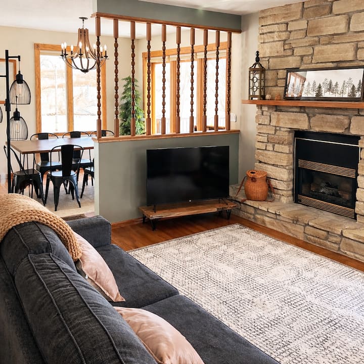 Driftless Retreat | Sleeps 13 | Near Decorah - Decorah, IA