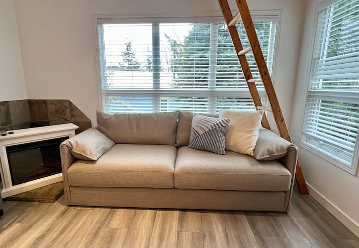 Modern Creekside Condo/ 2 Min To Gondola/ Sleeps 4 - Whistler