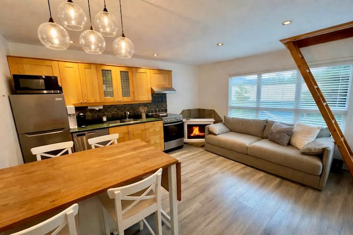 Modern Creekside Condo/ 2 Min To Gondola/ Sleeps 4 - Whistler