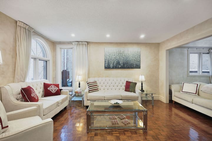 The Mississauga Garden Villa / 5 Br And Playground - Mississauga