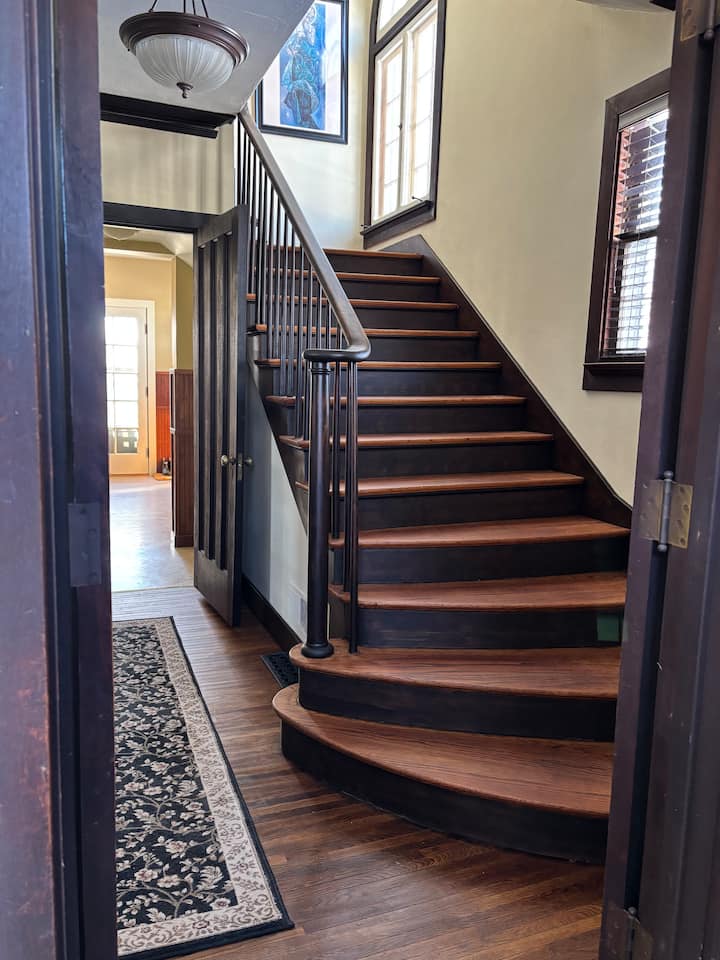 Family-friendly 3br  /  2 Blocks From Uni - Cedar Falls, IA