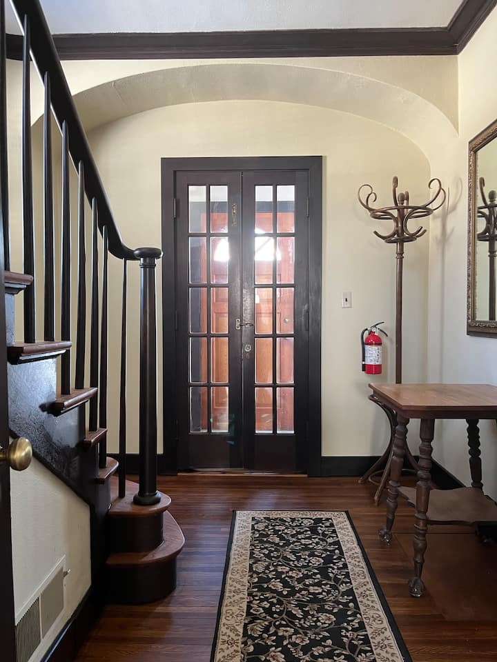 Family-friendly 3br  /  2 Blocks From Uni - Cedar Falls, IA